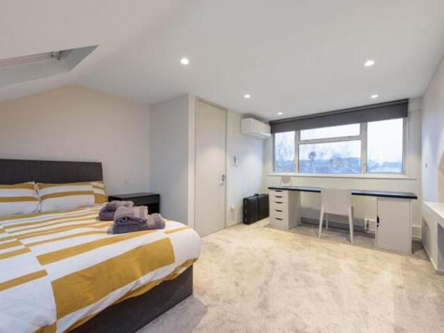 3 bedroom house for rent in Pentland Close, Cricklewood, London, NW11