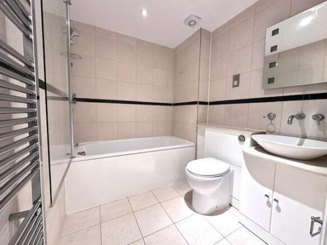 3 bedroom house for rent in Royal Drive, London, N11