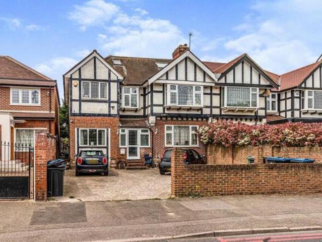3 bedroom house for rent in Robin Hood Way, London, SW15