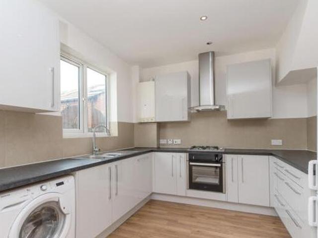 3 Bedroom House For Rent In Raynes Park, London