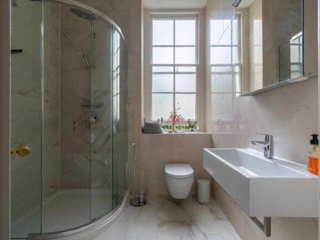 3 bedroom house for rent in Russell Street, Bath. BA1