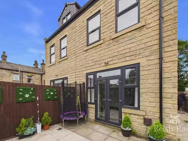 3 bedroom house for rent in Willow Street, Cleckheaton, West Y.