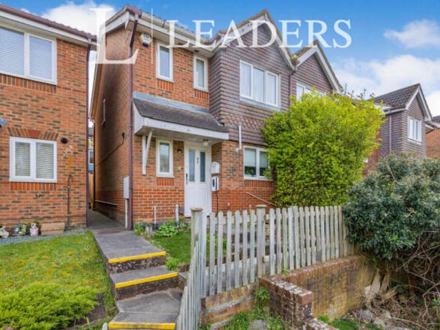 3 bedroom house for rent in Turner Close, GU4