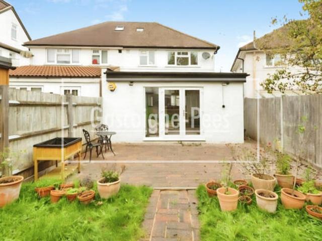 3 bedroom house for rent in Vale road, KT4