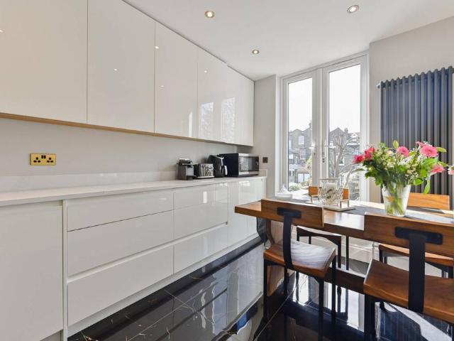3 bedroom maisonette for sale
