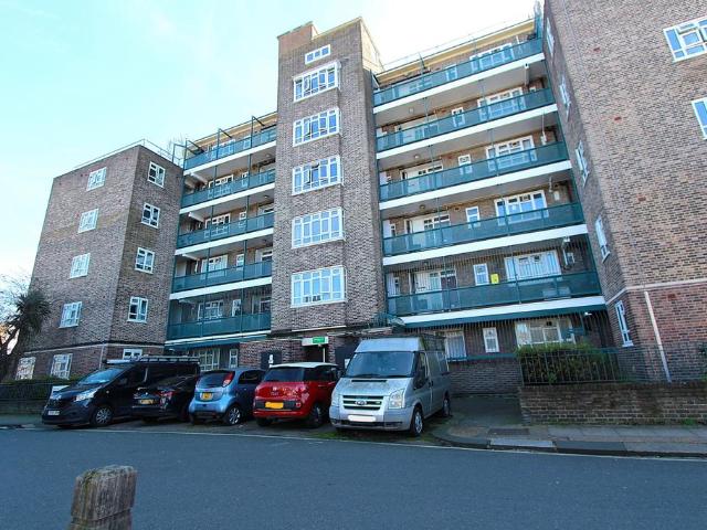 3 bedroom flat for sale