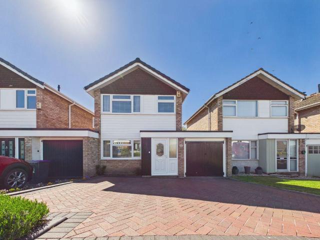 3 bedroom link detached house for sale