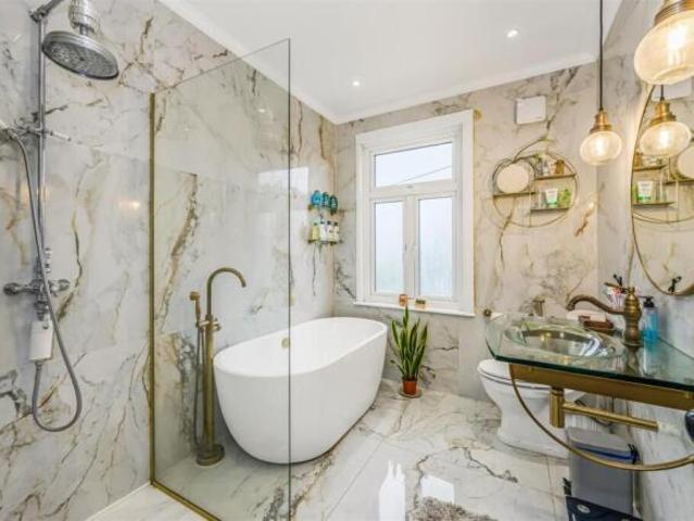 3 bedroom house for sale in Chingford Road, Walthamstow, E17