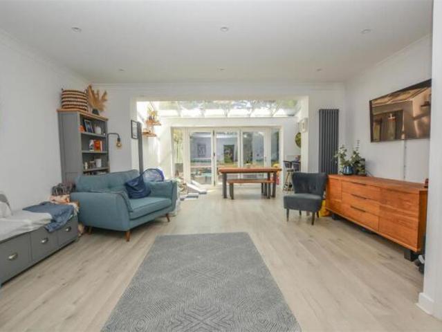 3 bedroom house for sale in Cleves Avenue, Brentwood, CM14
