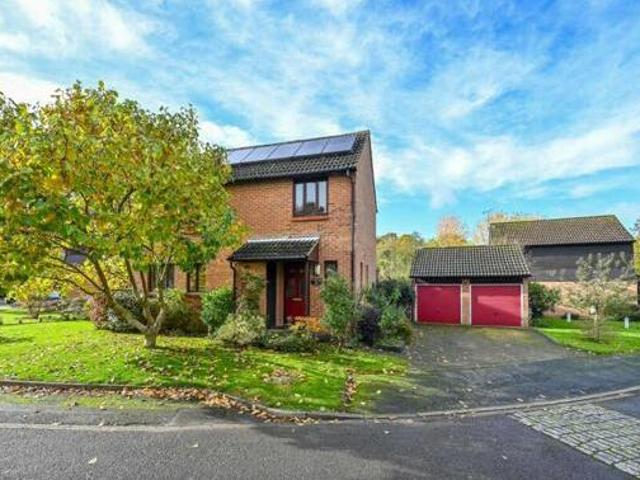 3 Bedroom House For Sale In Goldsworth Park, Woking