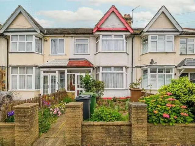 3 bedroom house for sale in Hall Lane, Chingford, E4