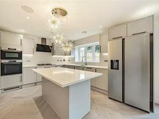 3 Bedroom House For Sale In High Street, Crowthorne, Berkshire.
