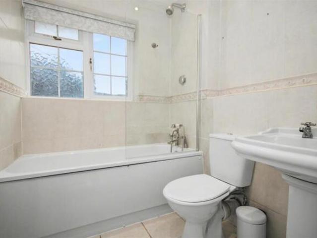 3 bedroom house for sale in Oakfields, Guildford, GU3