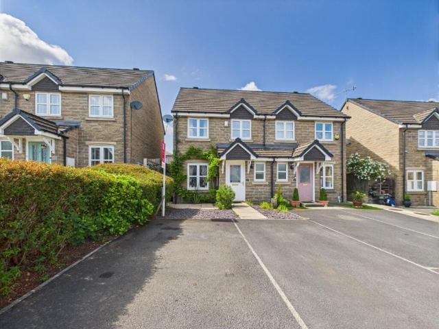 3 bedroom house for sale in Summerley Court, Idle, Bradford, BD10