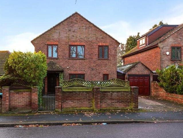 3 Bedroom House Farnborough Hampshire LS99808695