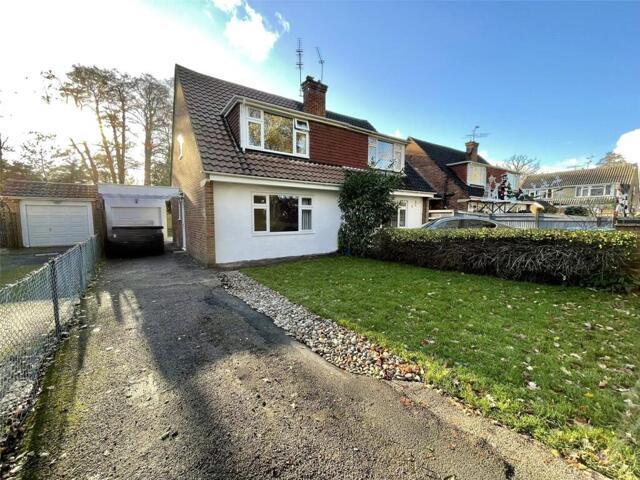 3 Bedroom House Farnborough Hampshire LS99895427
