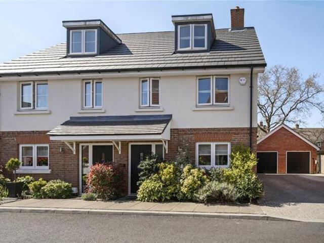 3 Bedroom House Farnham Surrey LS100648721