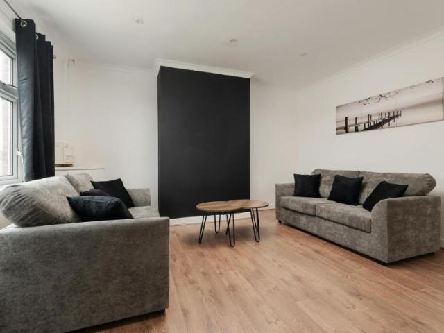 3 Bedroom House Farnworth Farnworth 102246305