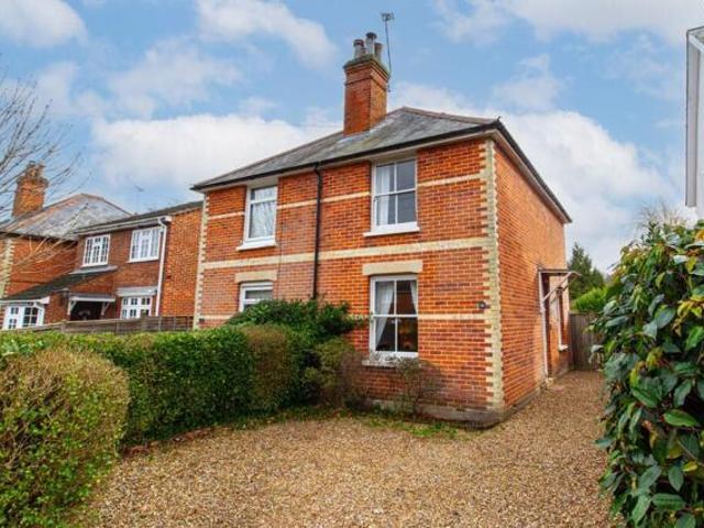 3 Bedroom House Fleet Hampshire LS100317043