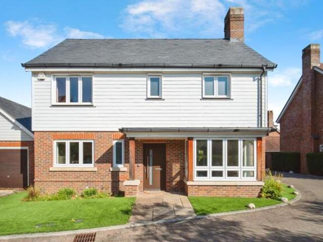 3 Bedroom House Fleet Hampshire LS99237054