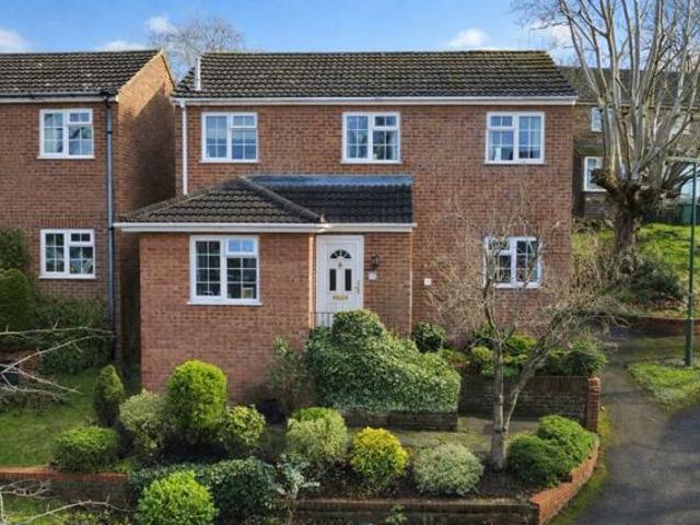 3 Bedroom House Frimley Surrey LS100917461