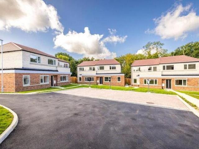 3 Bedroom House Kenley Greater London LS100398412