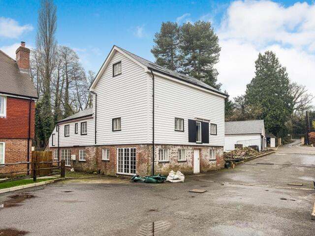 3 Bedroom House Kent Kent LS101856032