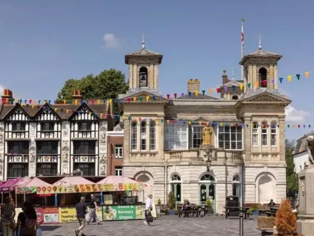 3 Bedroom House Kingston Upon Thames London 102918200