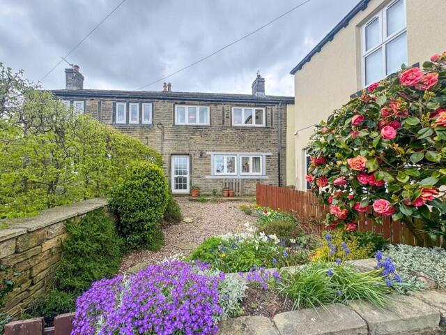 3 Bedroom House Kirklees Kirklees LS101675946