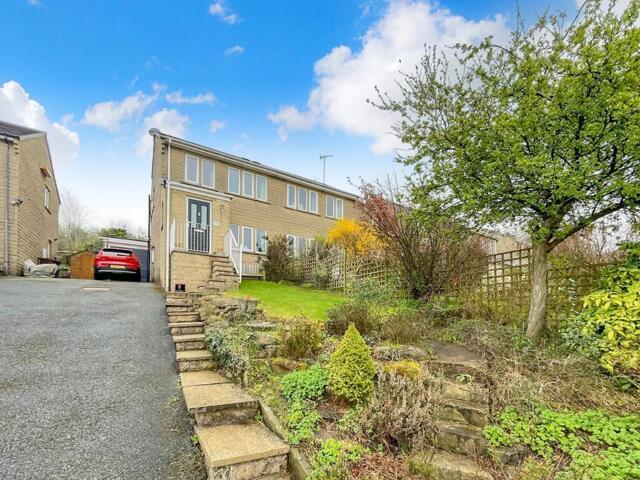 3 Bedroom House Holmfirth Kirklees LS101352047