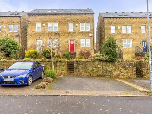 3 Bedroom House Holmfirth Kirklees LS99773531