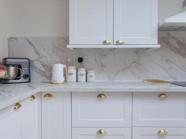 3 Bedroom House Horley Surrey 99808878