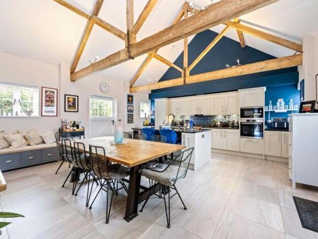 3 Bedroom House Horley Surrey LS100502813
