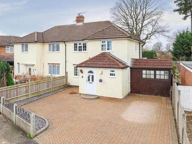 3 Bedroom House Horley Surrey LS100503438