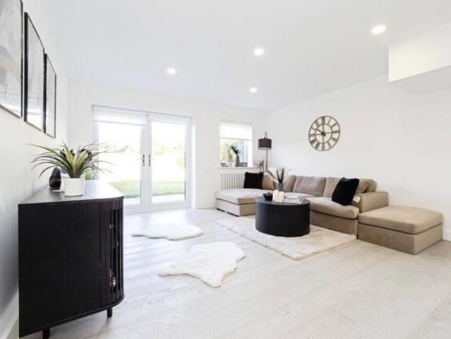 3 Bedroom House Hornchurch Greater London 99315295