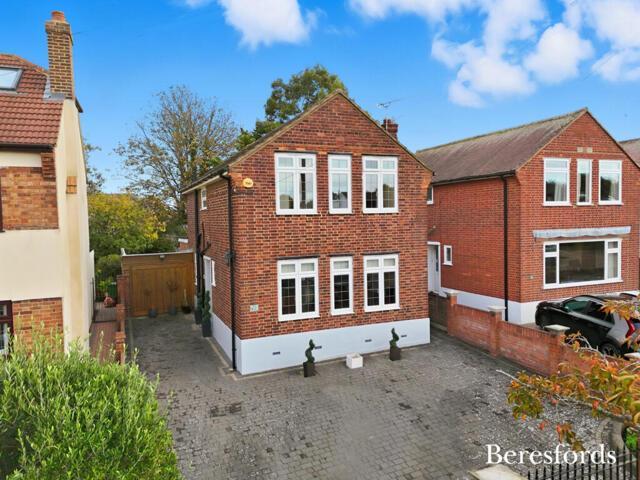 3 Bedroom House Hornchurch Greater London 100881632