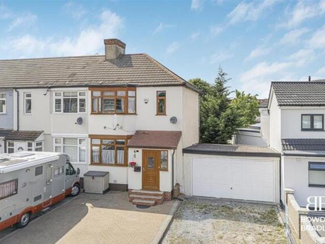 3 Bedroom House Hornchurch Greater London 101277981