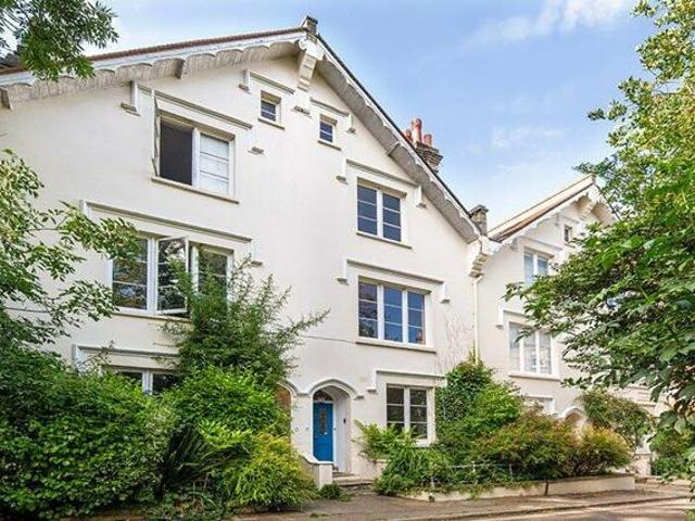 3 Bedroom House Hampstead Great London LS100426158