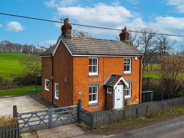 3 Bedroom House Hampshire Hampshire LS99895428