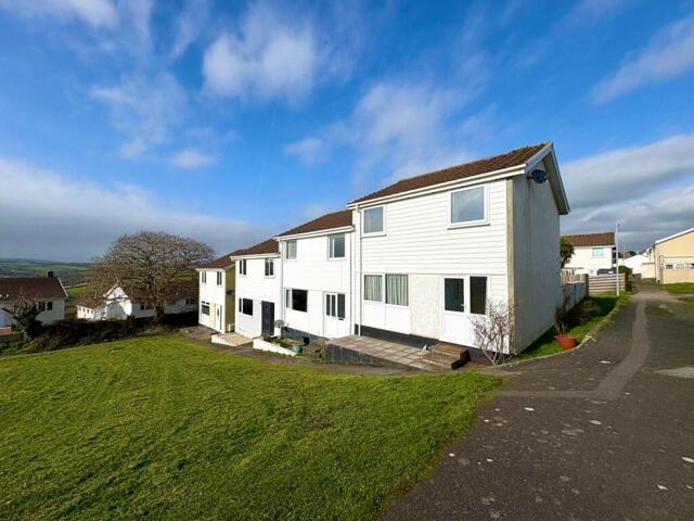 3 Bedroom House Helston Cornwall 100398467