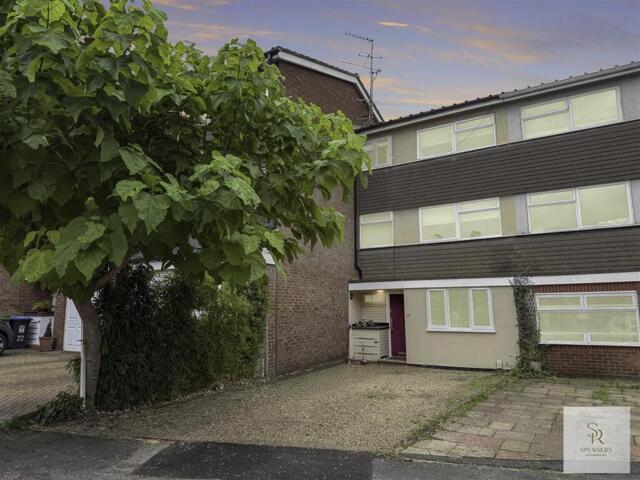 3 Bedroom House Hemel Hempstead Hertfordshire 98154046