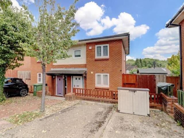 3 Bedroom House High Wycombe Buckinghamshire LS98503656