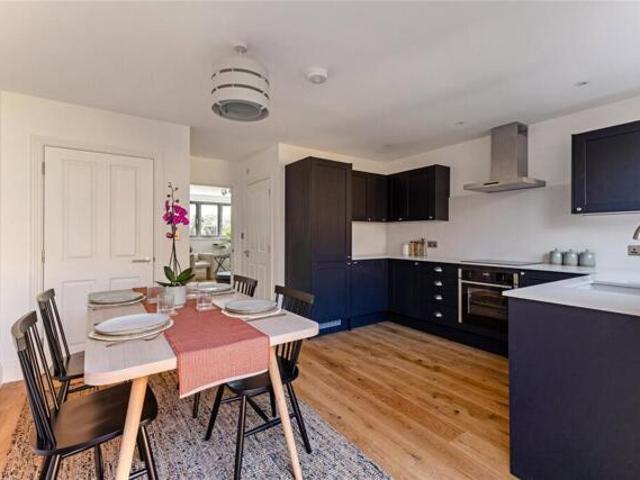 3 Bedroom House Hindhead Surrey LS99986466