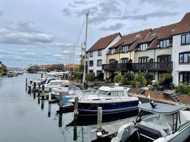 3 Bedroom House Hythe Hampshire LS101231830
