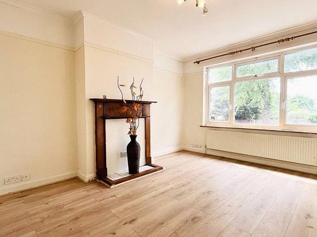 3 bedroom house in Greenford