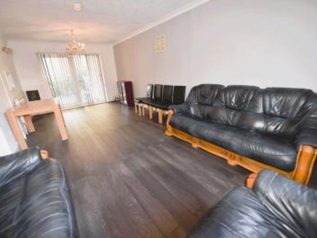 3 bedroom House in Eden Crescent 3 Bed, Leeds
