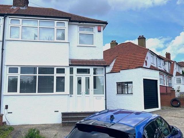 3 bedroom house in Edgware
