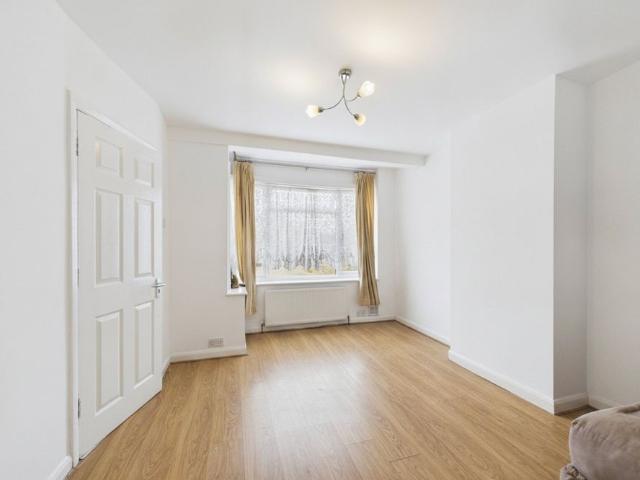 3 bedroom House in London Road, Feltham
