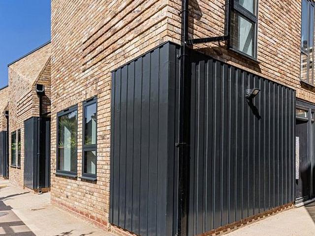 3 bedroom house in London