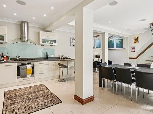 3 bedroom house in London